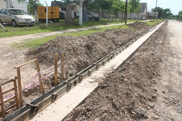 Cordón cuneta en el acceso al barrio Carlos Pellegrini - Comodoro $6 ...